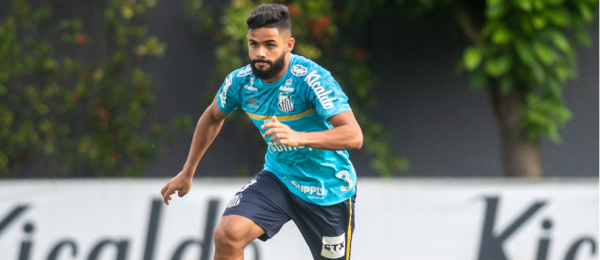 Lateral Felipe Jonatan completa 150 partidas oficiais pelo Santos